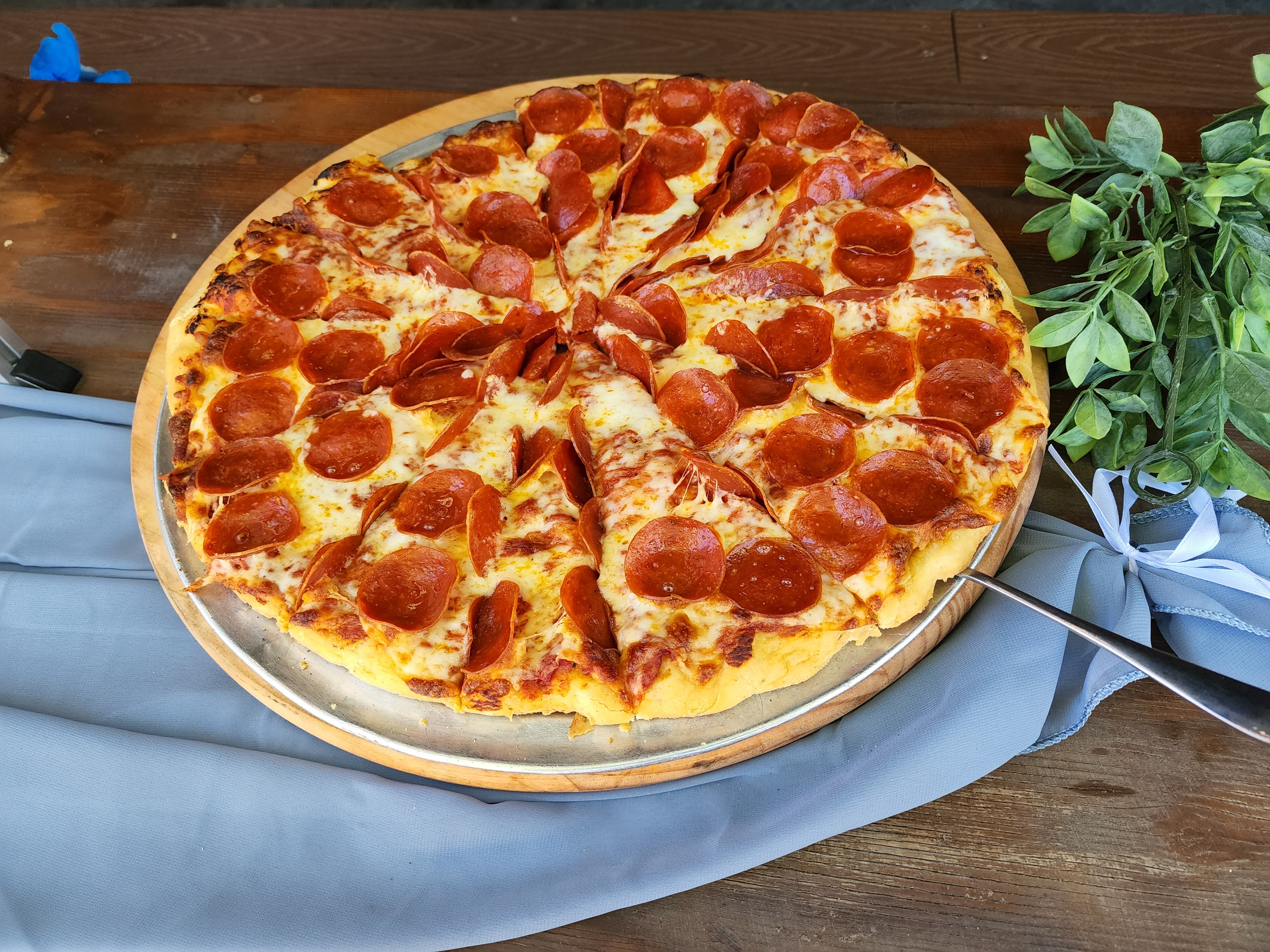 Ukiah- Slam Dunk Pizza - Large Cheesy Garlic Squares 14"