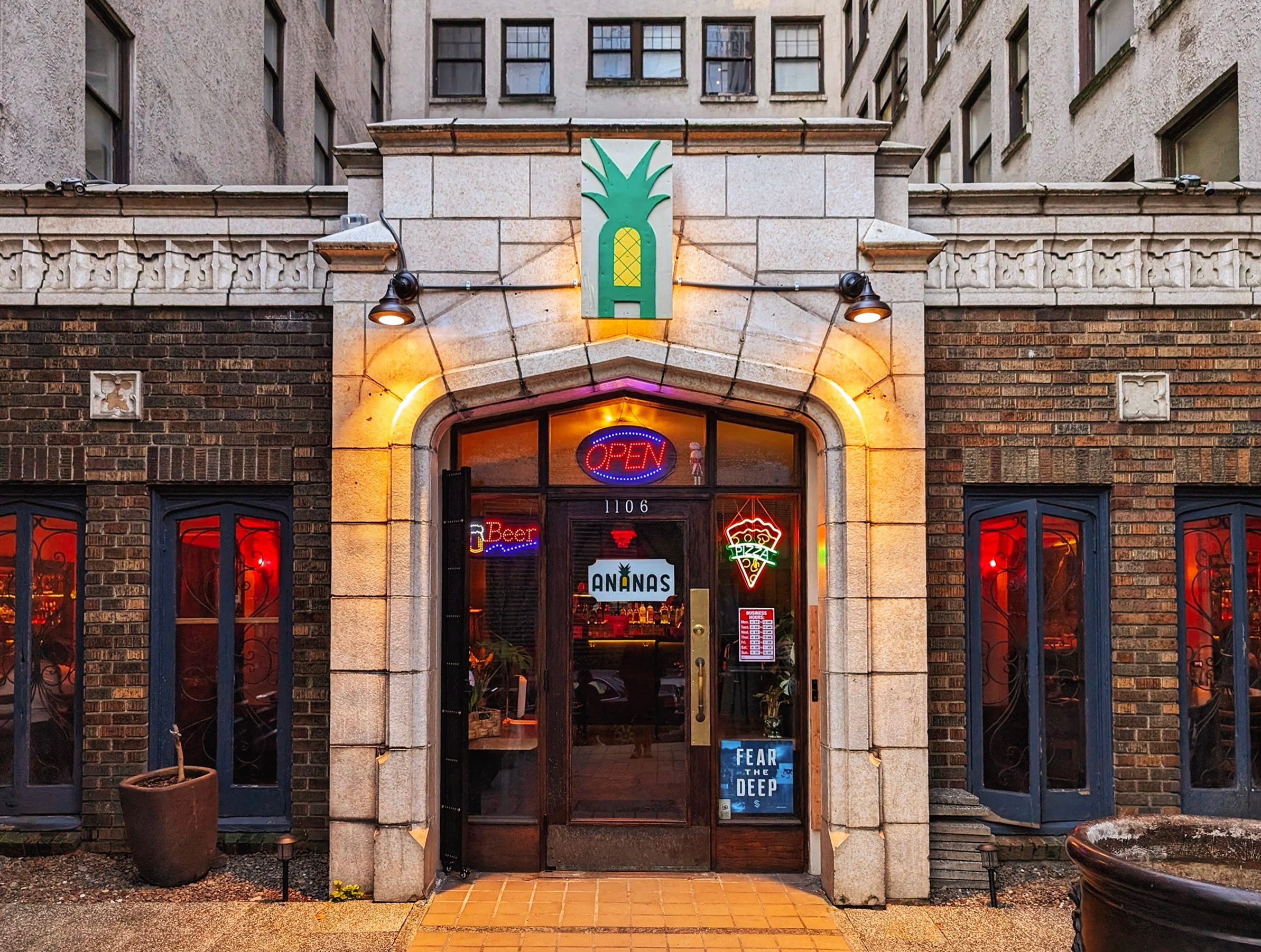 Ananas Pizzeria | Toast