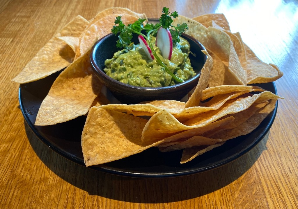 Maya Cocina Mexicana - GUACAMOLE & CHIPS