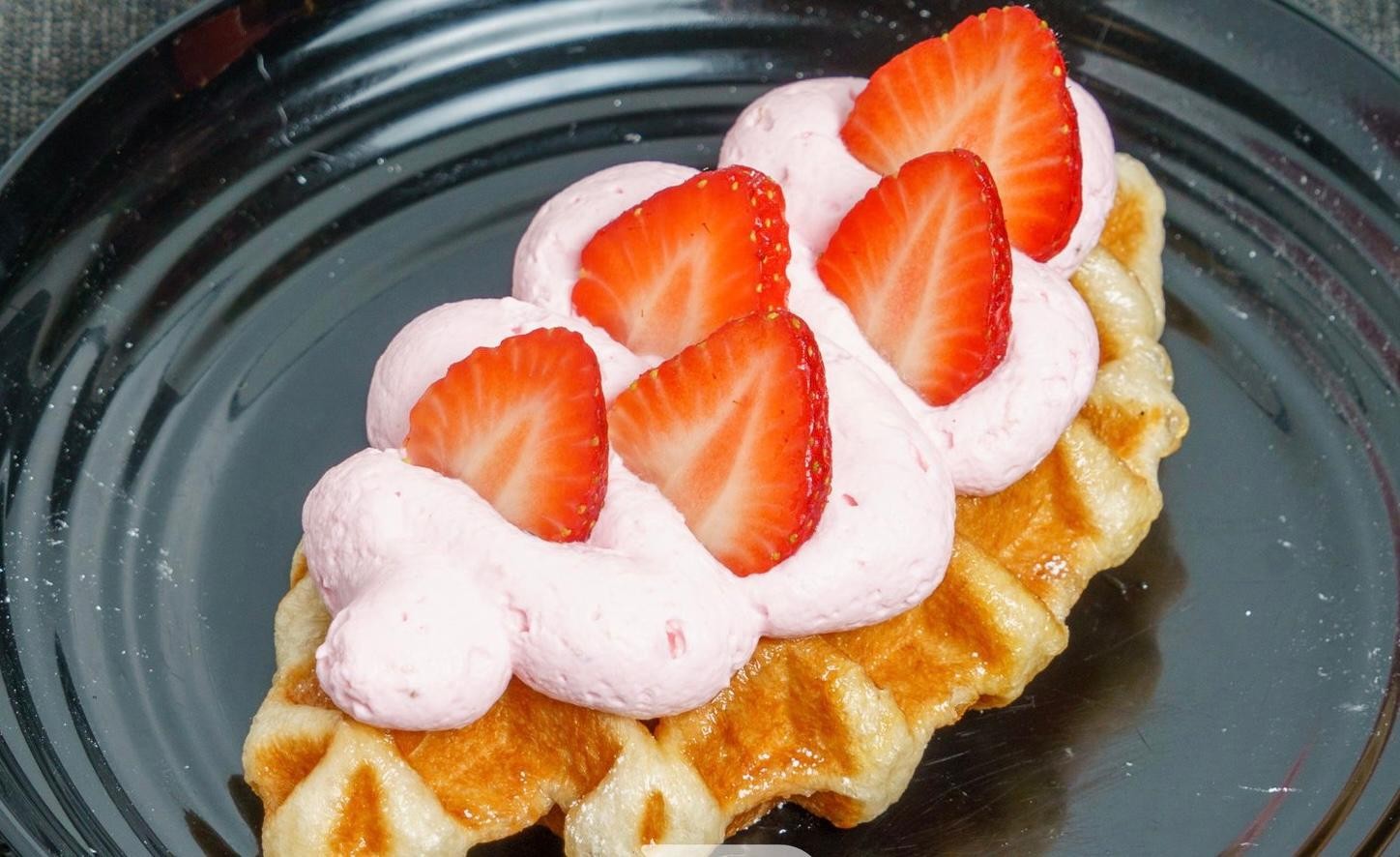 One Bite Cafe 1st - Seattle - Fresh Strawberry Croffle