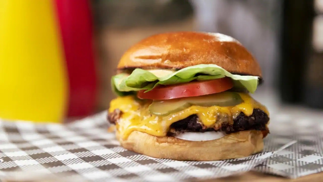- Downtown Lunch - Classic Cheeseburger