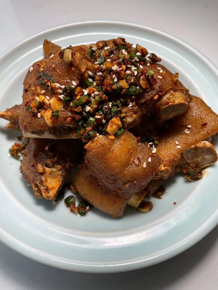 Six Pack Foods 5000 University Way NE suite a - 脆香猪蹄 Fried spicy pig's feet